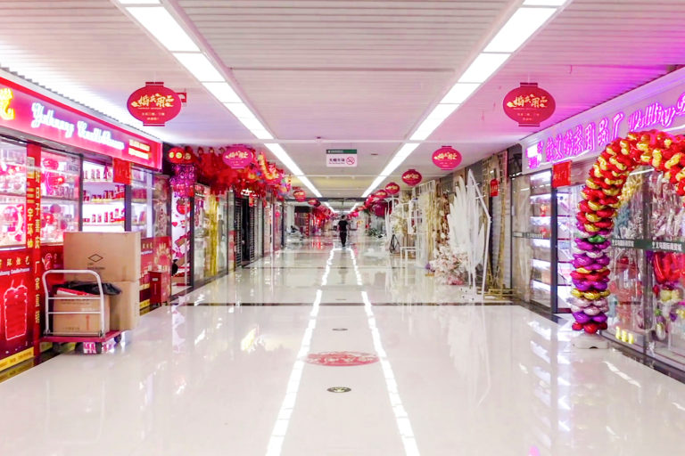 Processing Placelessness: When Screens take Bodies. A Conversation with ...